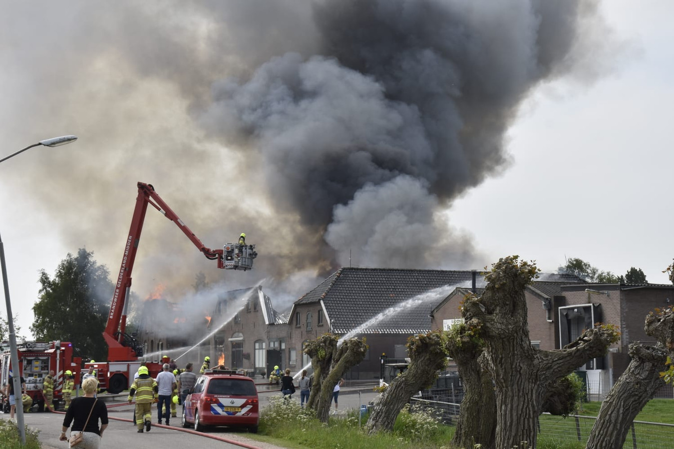 Zeer grote, uitslaande brand bij slagerij Diepeveen in Herveld: 'We ...