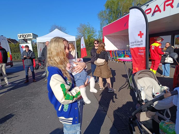 Camille geeft startschot van tweede pleisterverkoop Rode Kruis in Wevelgem | Wevelgem | hln.be