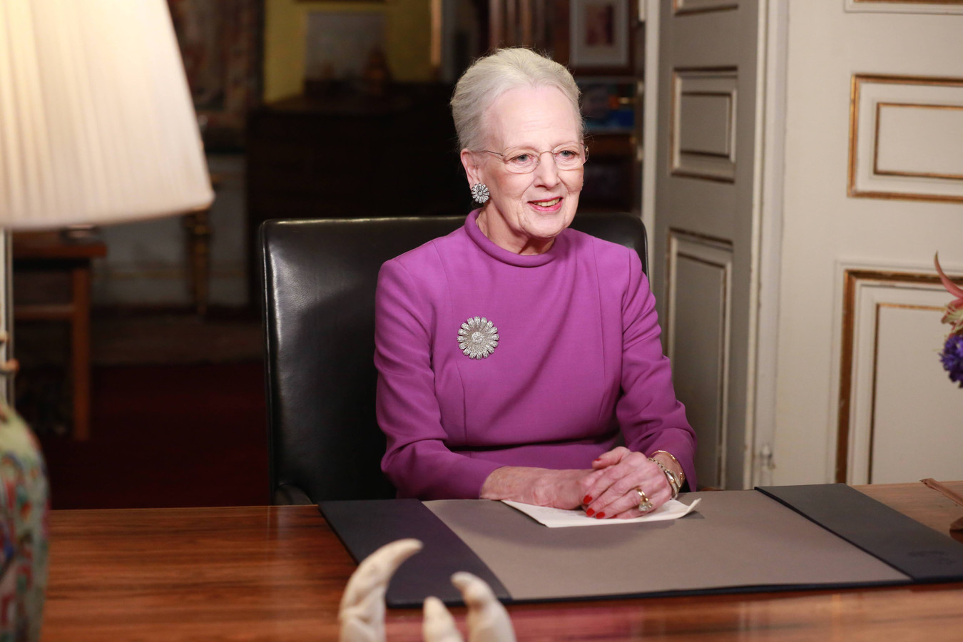 Margrethe met broche in de vorm van een margriet van zeker 5 centimeter ...