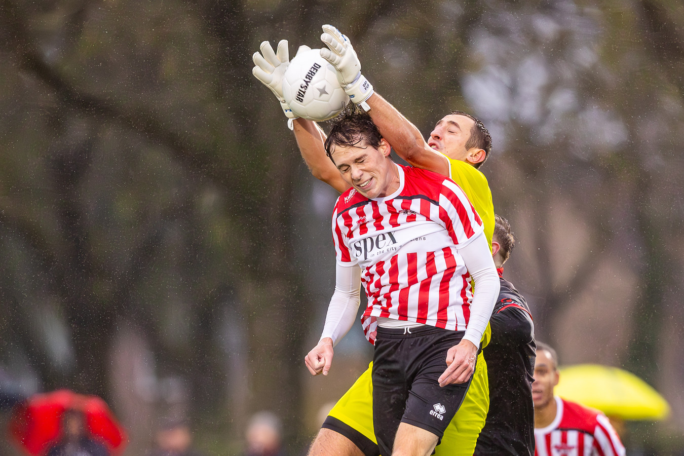 Degradatiespook bij Alphense Boys, doelman scoort van eigen helft en ...