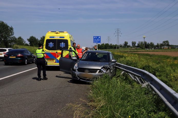 Auto klapt op vangrail op A15 bij Tiel | 112 nieuws Tiel | gelderlander.nl