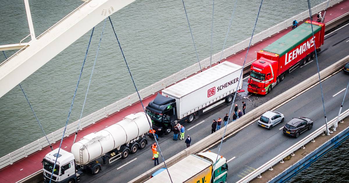 Ongeluk met drie vrachtwagens zorgt voor blokkade op N3 tussen Dordrecht en Papendrecht, weg ...
