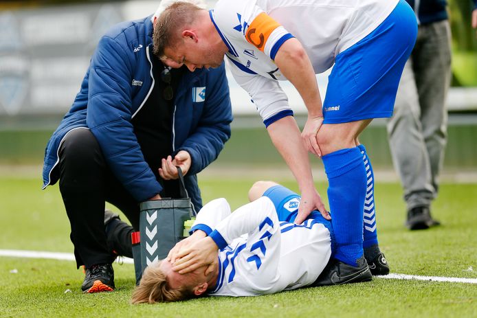 Emile Brouwers loopt in Zeister derby opnieuw zware knieblessure op: ‘Ik was even in tranen ...