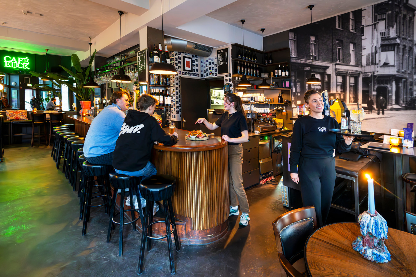 Dit is een echt café, waar je toevallig ook nog prima kunt eten | Foto | AD.nl