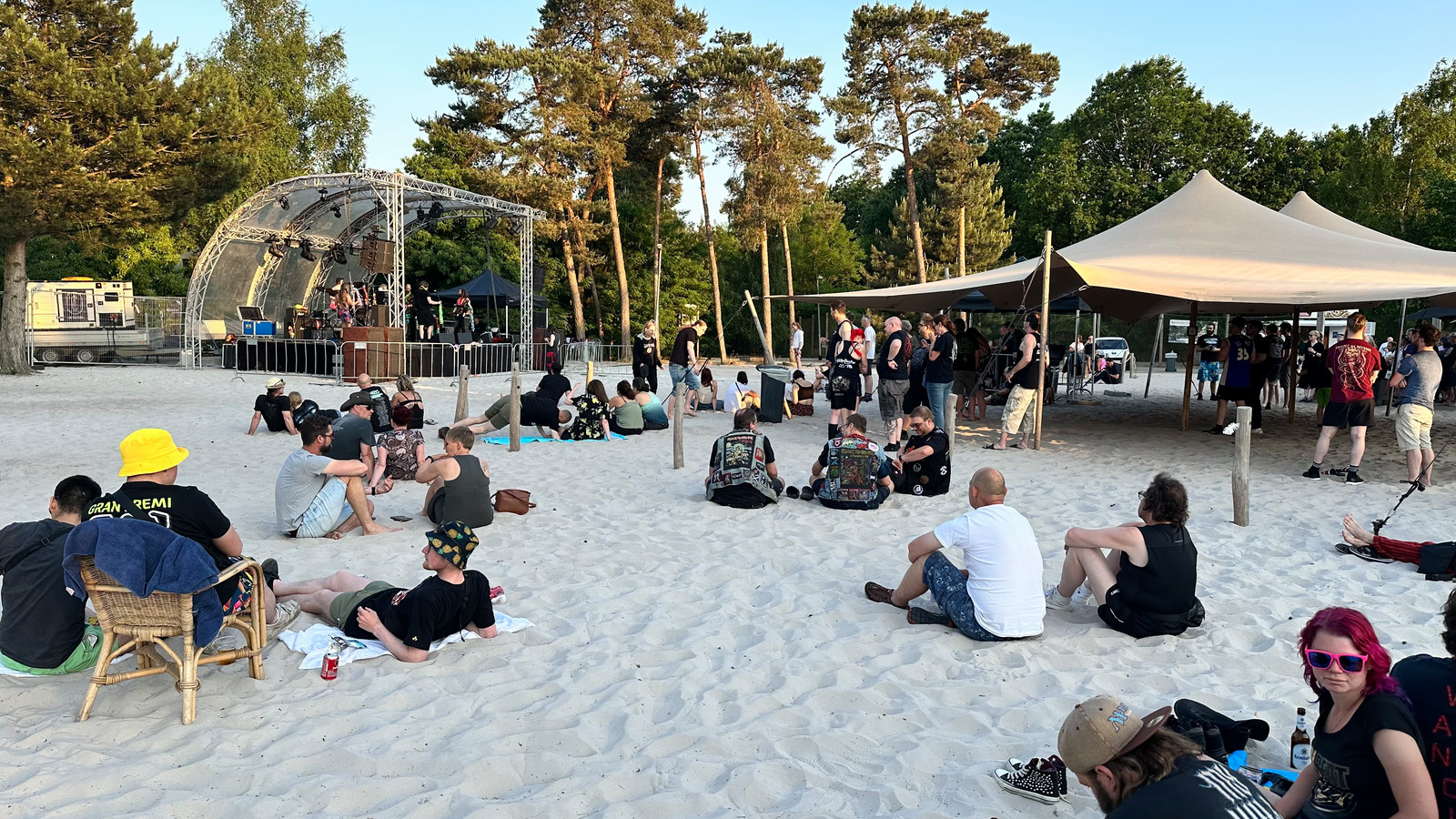 IN BEELD: Graspoppers warmen zich op met metalconcerten op strand van ...