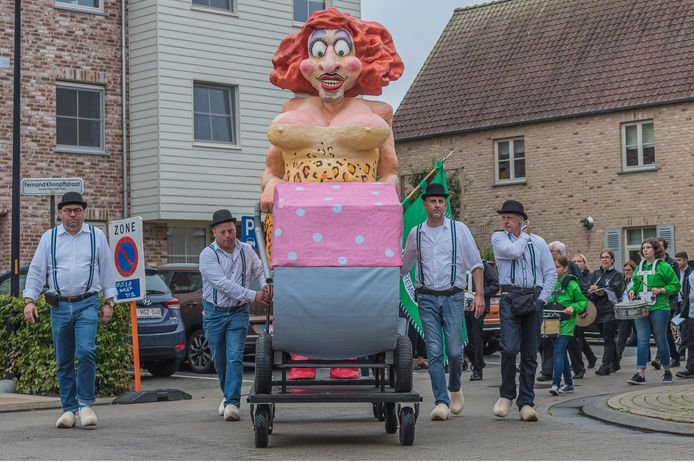 Reuzen dansen door straten tijdens halfoogstkermis | Dendermonde | hln.be