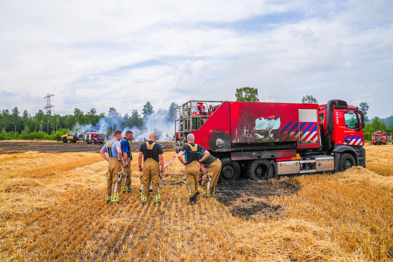 Brandweerwagen vliegt in brand bij blussen zeer grote brand net buiten ...