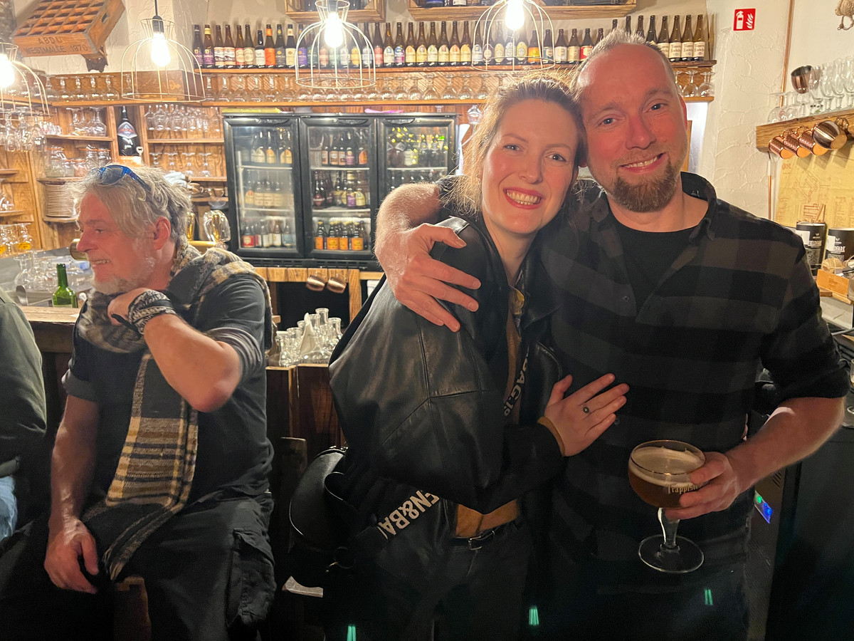 Vrienden van frontzanger van Portland kijken eerste aflevering Liefde ...