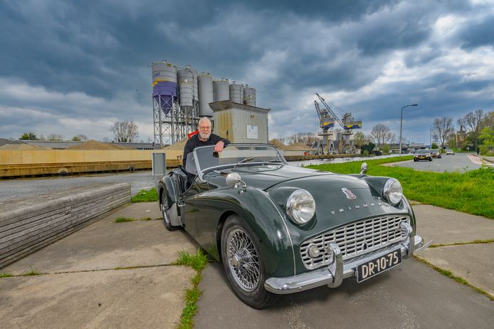 Met zijn Triumph TR3 rijdt Gerrit gewoon door de rivier: ‘Hoe smaller ...