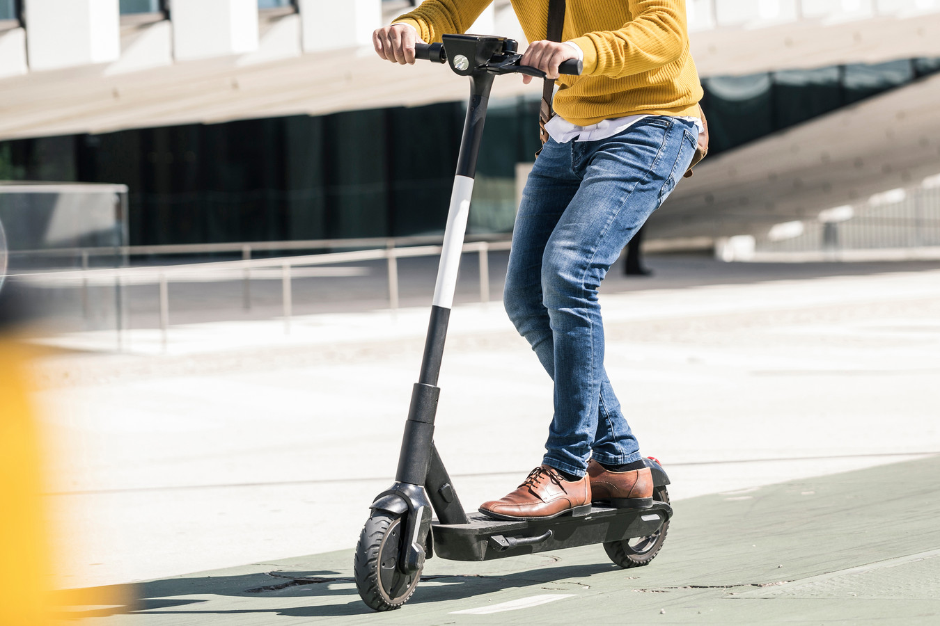 Jongeman (20) lichtgewond na ongeval met elektrische step | Foto | hln.be