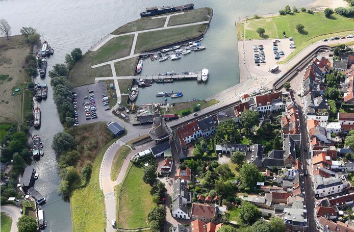 Gemeente en provincie botsen over plek van boot voor asielzoekers in ...