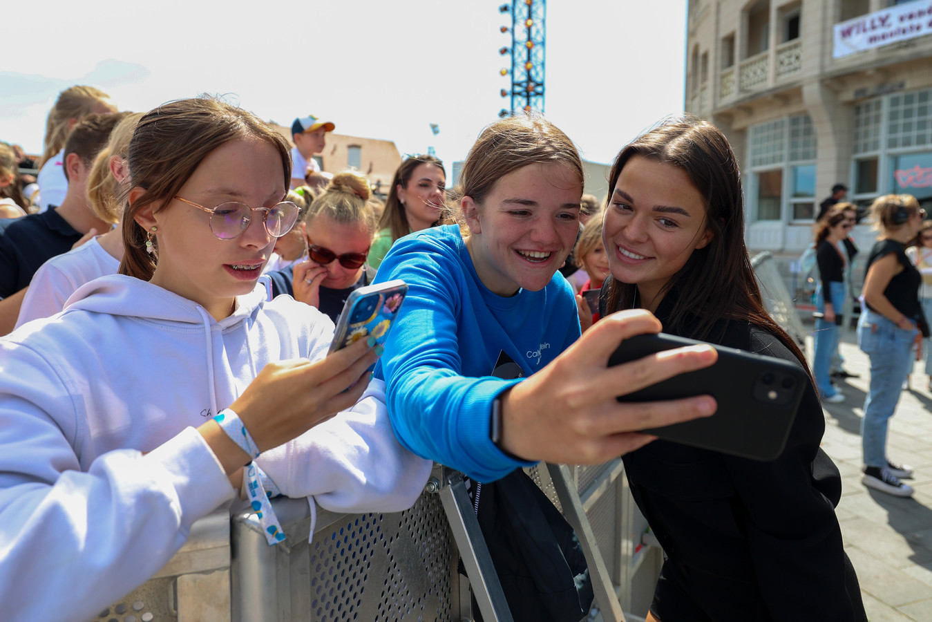 Pauline en Maxine zijn deze zomer óveral: “Op het podium staan lijkt ...