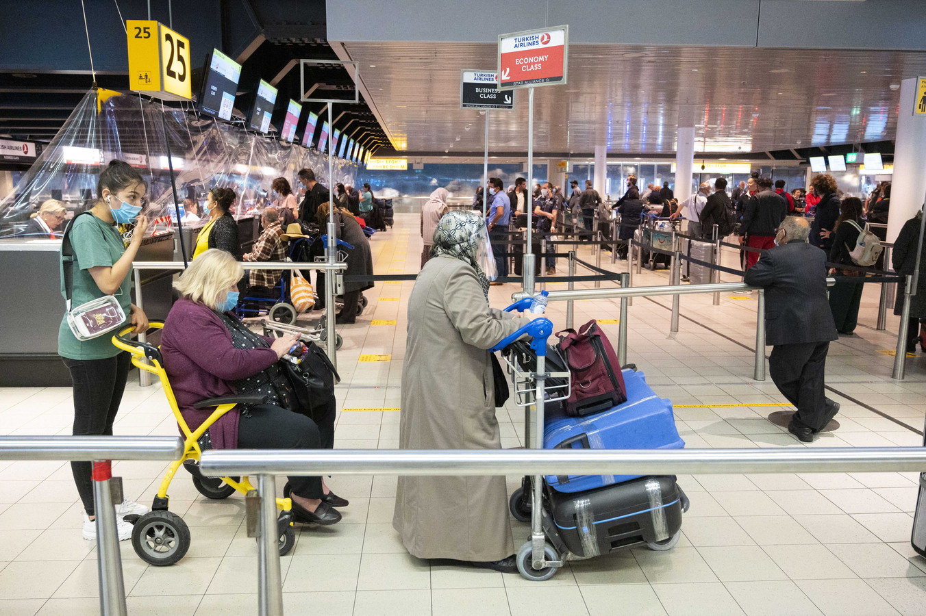 Kabinet: Volle vliegtuigen mogelijk, mondkapje op tijdens vlucht en bij ...