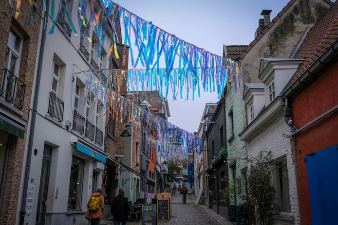 Marollen in de schijnwerpers met kunstinstallaties en muurschildering ...