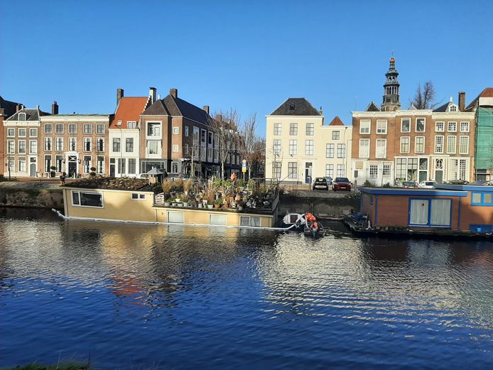 Woonboot in Middelburg zakt onder water | Binnenland | ed.nl