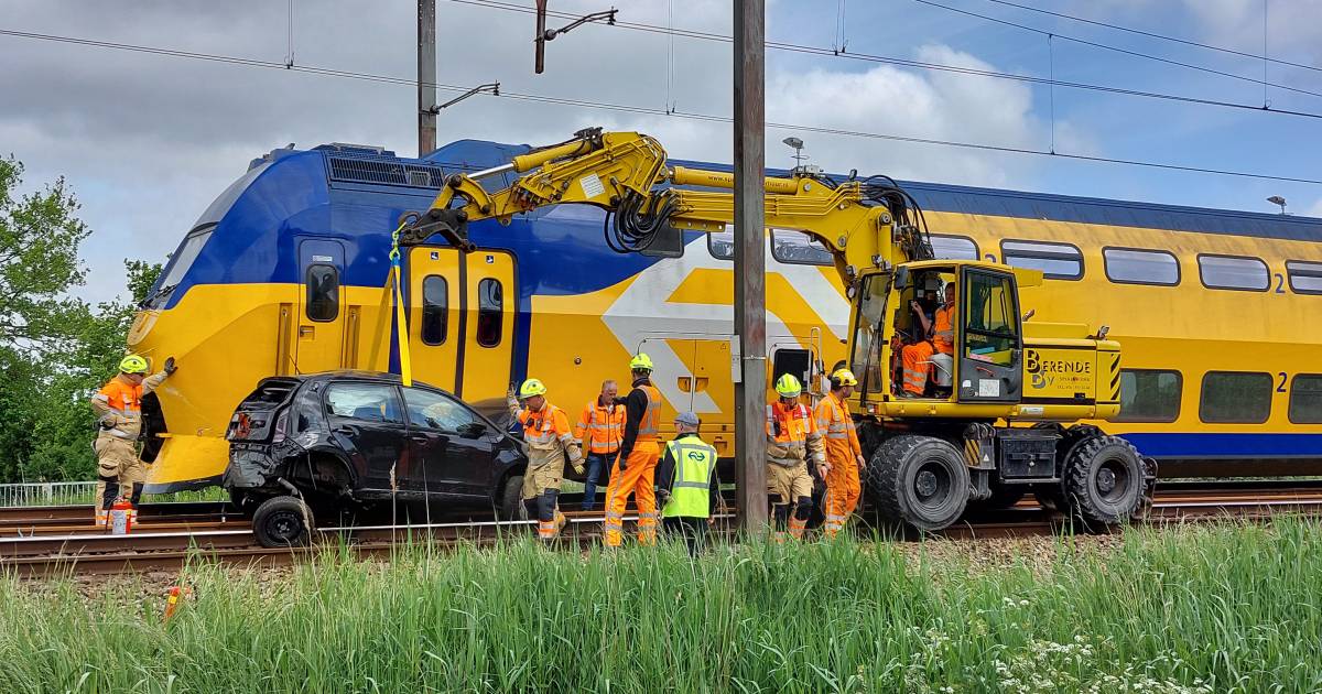 Trein rijdt auto tot schroot op Bergse overweg waar ook bus werd geramd ...