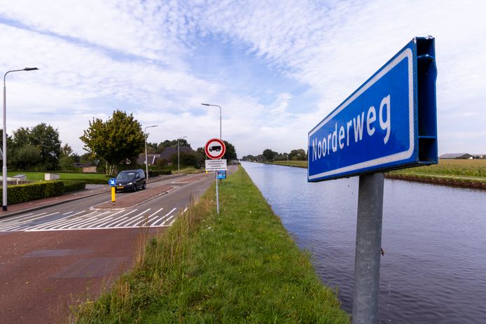 De weg langs kanaal in Vroomshoop was al gevaarlijk, nu ook nog ...