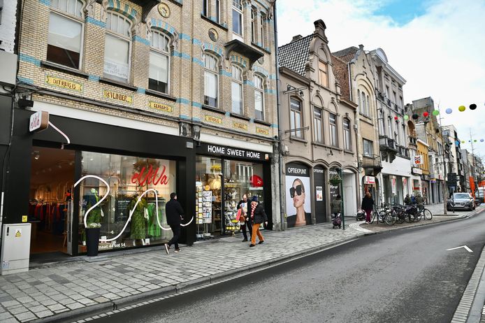 Ooststraat dicht door betoneringswerken | Roeselare | hln.be