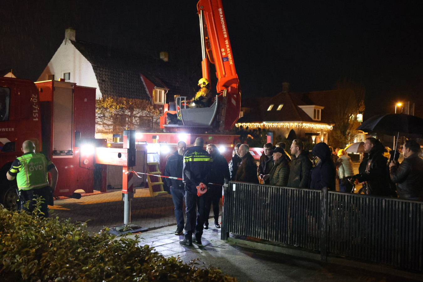 Brand in viswinkel slaat over naar bovenverdieping in Drunen | Foto | AD.nl Brand in viswinkel slaat over naar bovenverdieping in Drunen | Foto | AD.nl