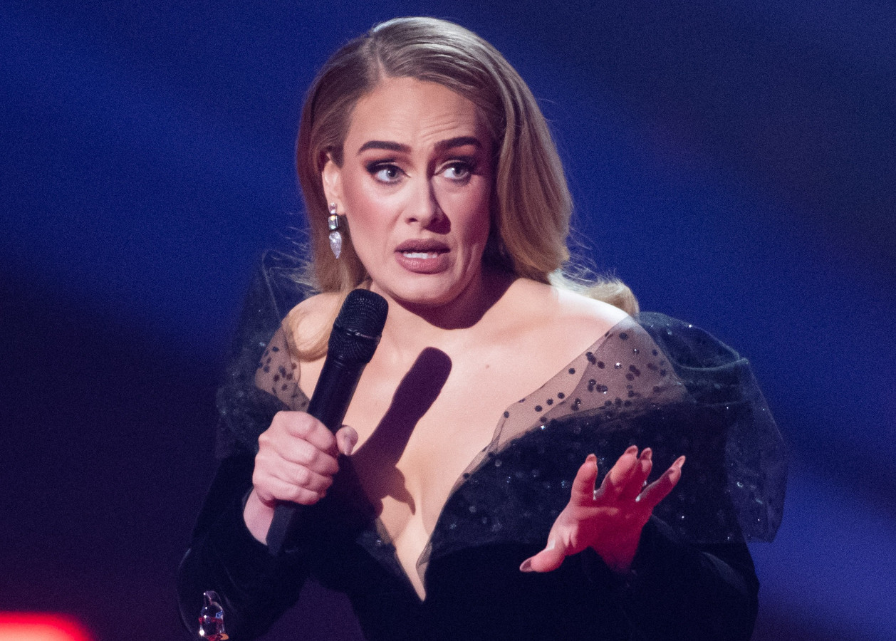 Adele onthult door welke collega ze doodsbang was bij concert en waarom ze haar eigen hit niet ...