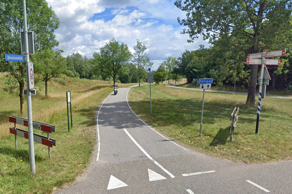 Verlichting en verbreding moeten dit smalle en levensgevaarlijke ...