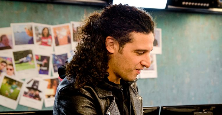 Rapper Ali B deelt lieve foto met zoontjes op voetbalveld | Libelle