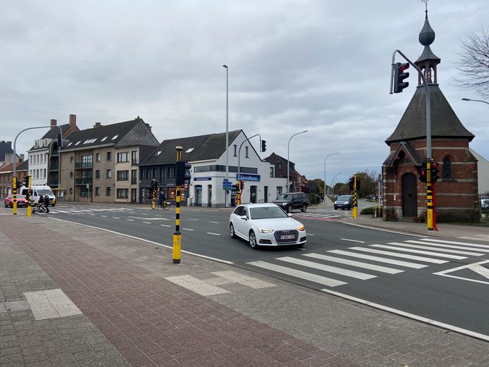 Druk kruispunt krijgt nieuwe verkeerslichten: politie leidt verkeer tijdens werken in goede ...