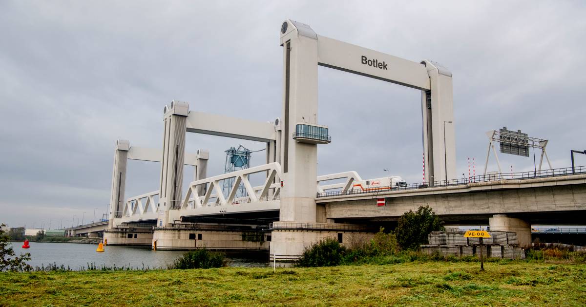 Vrachtwagenchauffeur ramt slagbomen van Botlekbrug | Voorne-Putten | AD.nl