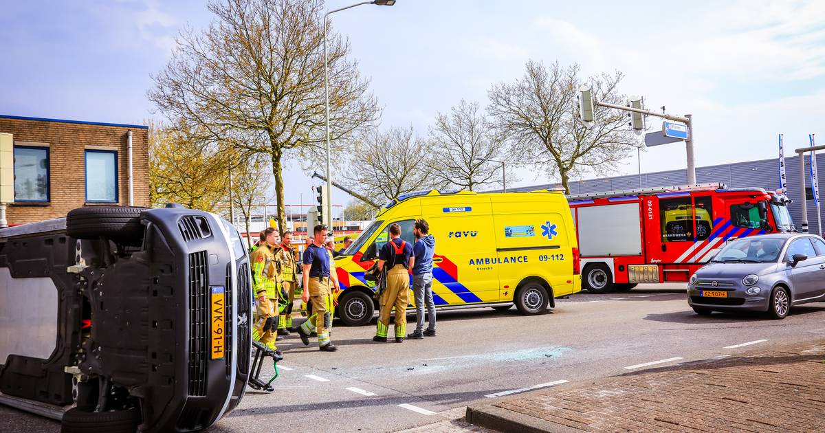Botsing tussen auto en bestelbus in Amersfoort: bestelbus kantelt | Amersfoort | destentor.nl