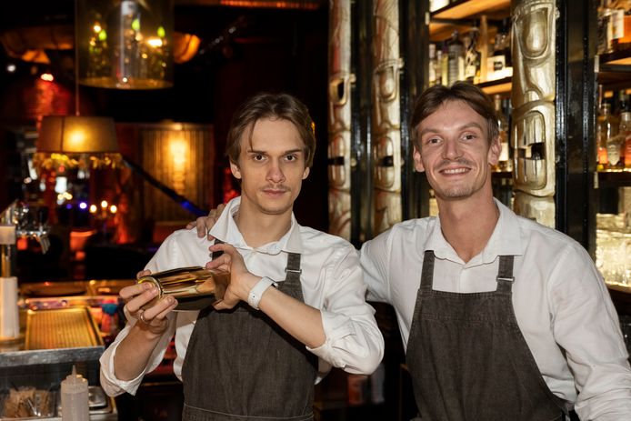 Guy (25) en Sam (23) nemen cocktailbar Bar Zar over: “Wie hier voor het ...