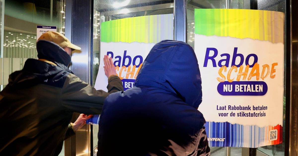 Greenpeace-activisten beplakken Rabobank-filiaal Den Bosch met posters ...