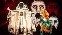 Wat een face off tussen Foxy Lady en Tovenaar - The Masked Singer