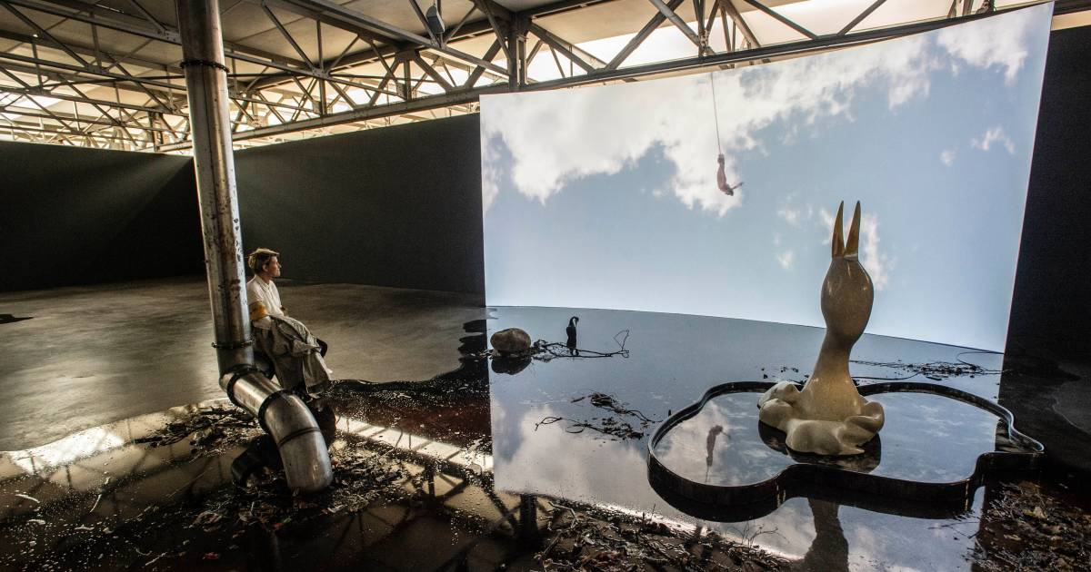 Franse kunstenaar Laure Prouvost creëert een droomwereld met zwart ...