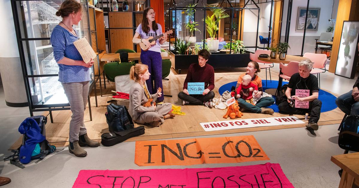 Extinction Rebellion voert actie bij ING-kantoor in Apeldoorn: ‘ING ...