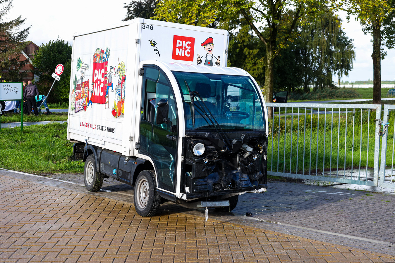 Aanrijding tussen auto en bezorgwagentje: Eén persoon gewond en flinke ...