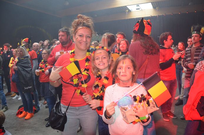 Meer dan 300 Rode Duivels-supporters verzamelen in zaal Mauritz ...