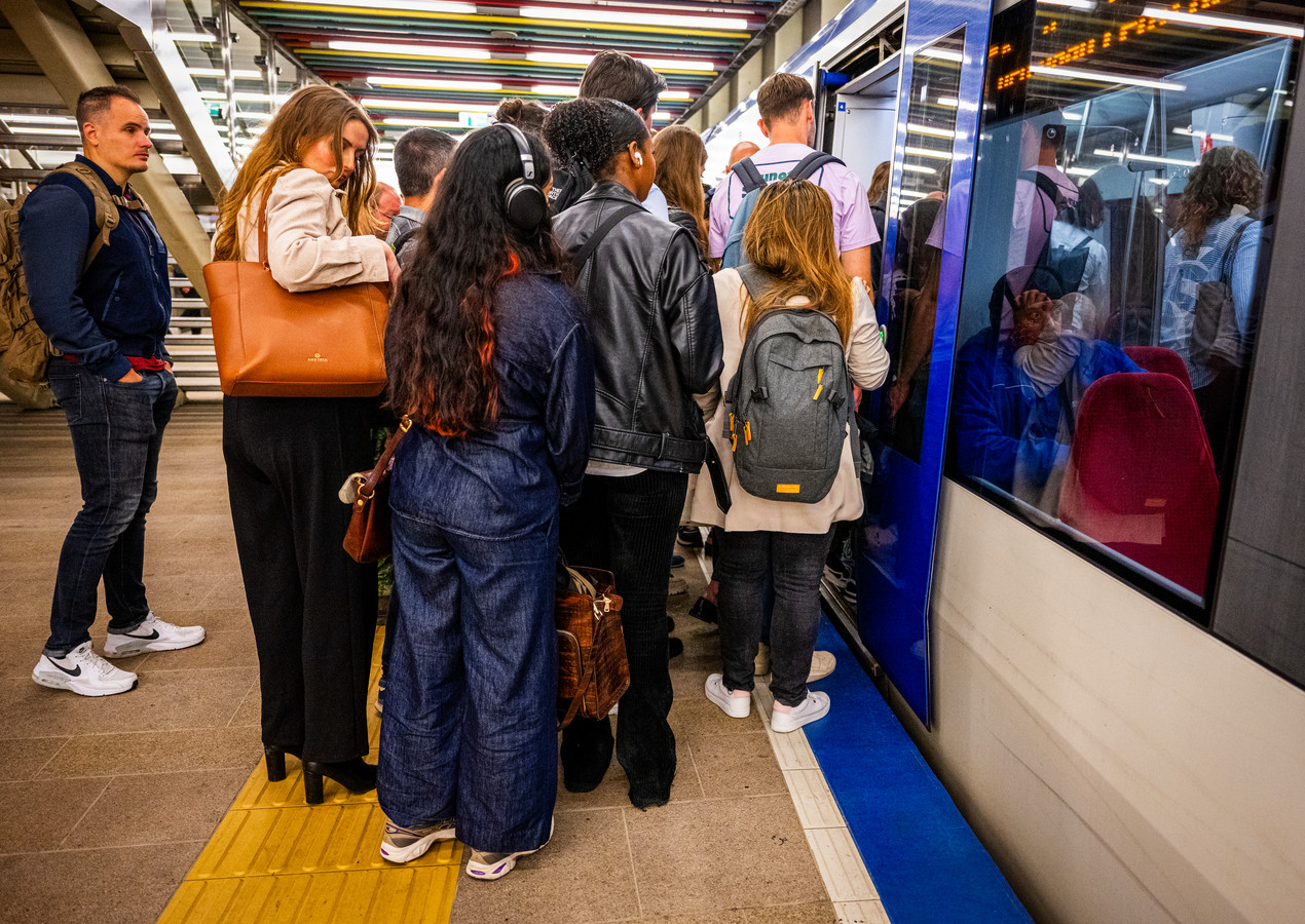 Terwijl er geen treinen rijden, zet RET minder metro's in: waar ging ...