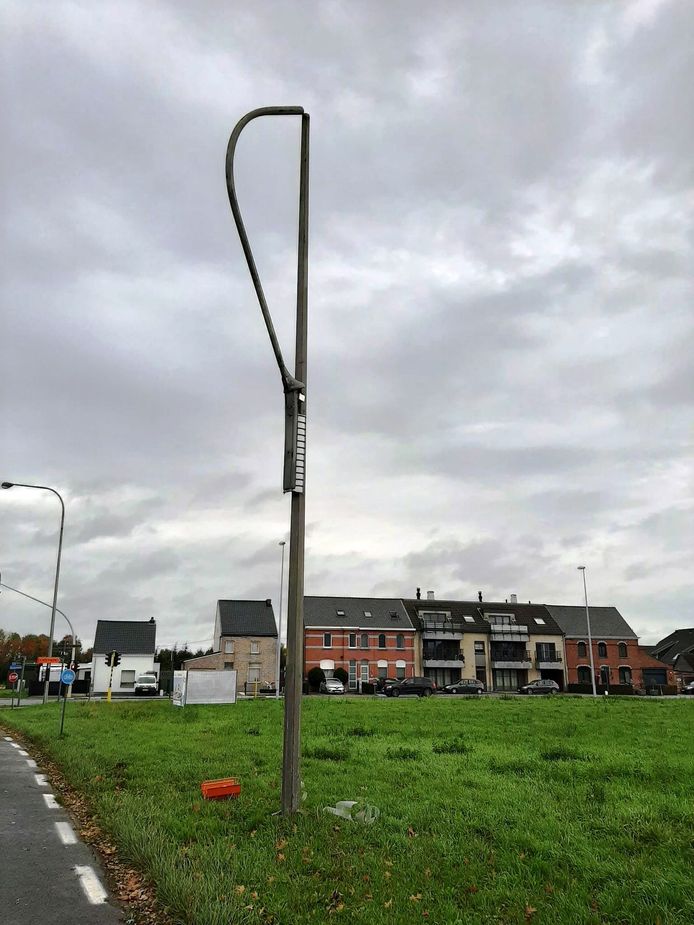 Verlichtingspaal knakt door aan kruispunt Moleken | Wichelen | hln.be