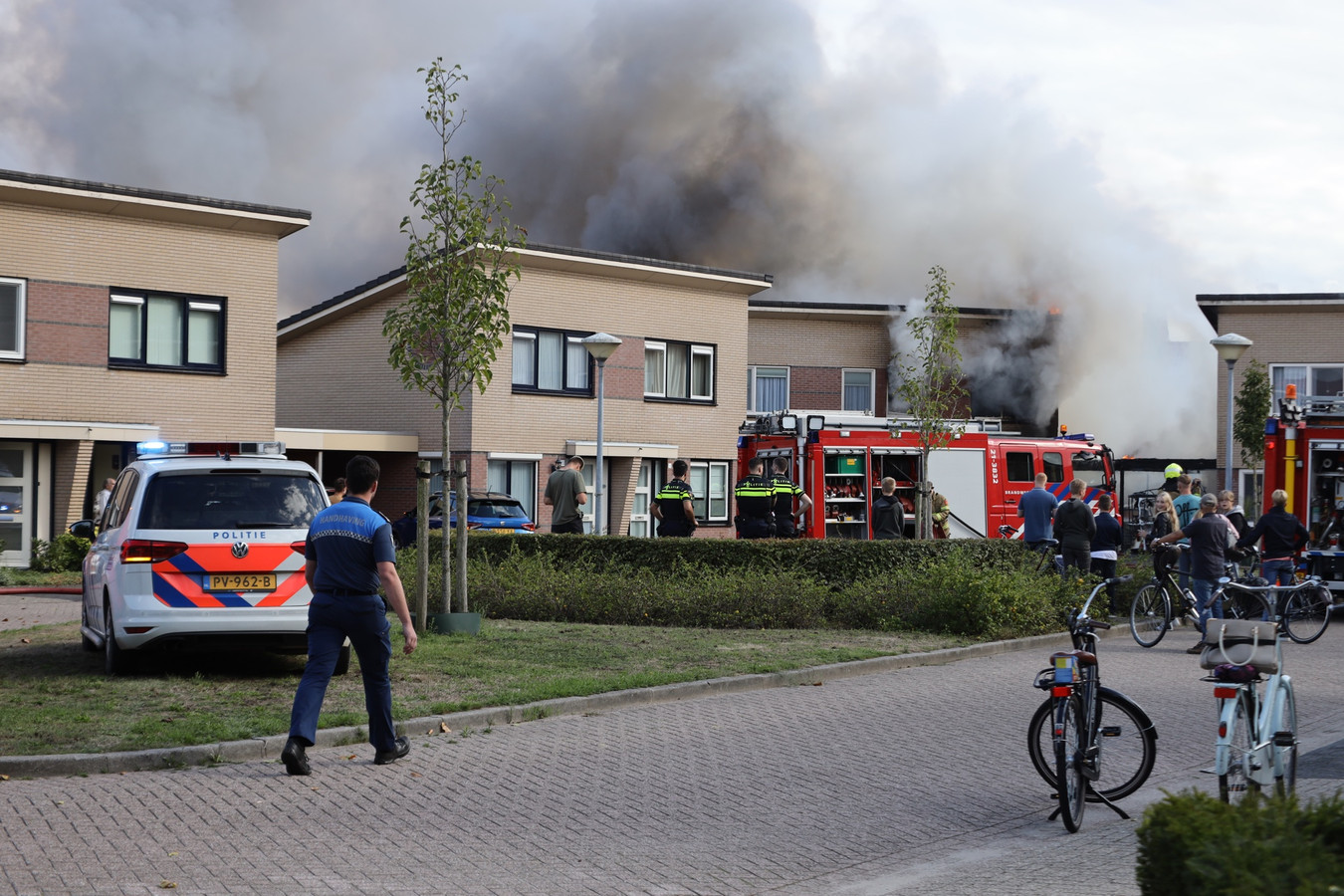 Grote uitslaande brand treft twee woningen en schuur in Uden | Foto ...