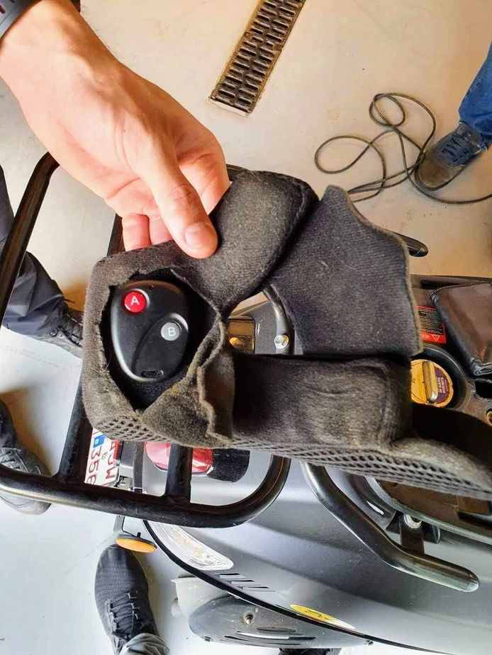 Man drijft bromfiets op met... afstandsbediening: “Verstopt in de ...