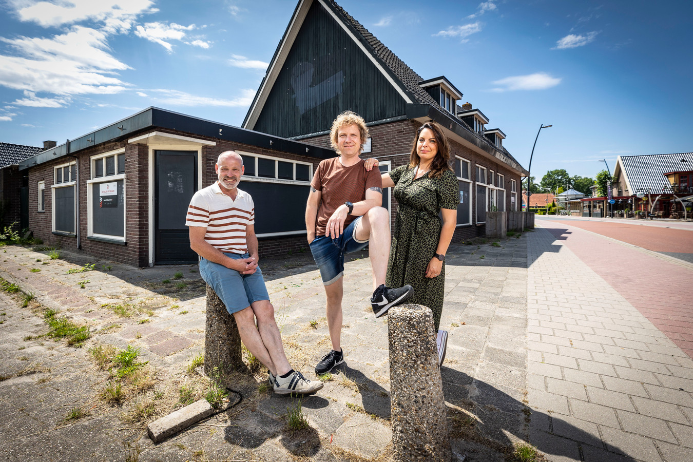Nog een laatste keer ouderwets lachen in Albergen bij café Miets, met ...