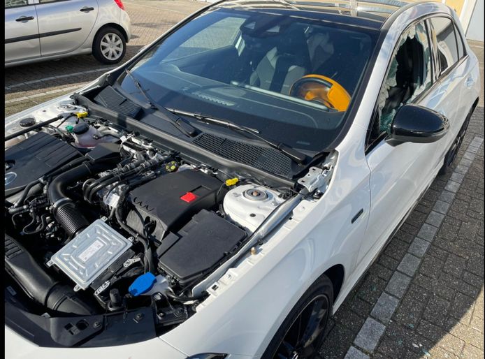 Mercedes-eigenaar vindt zelf daders die zijn motorkap jatten: ‘Als ...