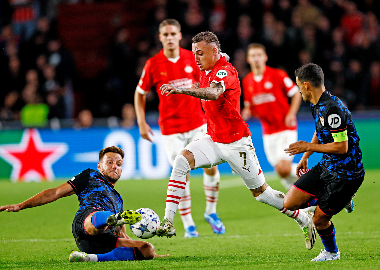 Noa Lang is wijzer geworden: ‘Er waren trainingen onder Ten Hag dat ik mijn hesje uittrok en ...
