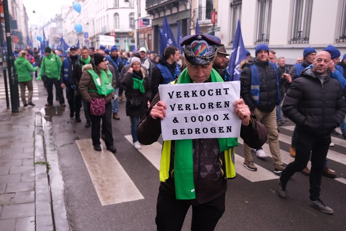 10.000 mensen betogen in Brussel voor meer respect voor politie ...