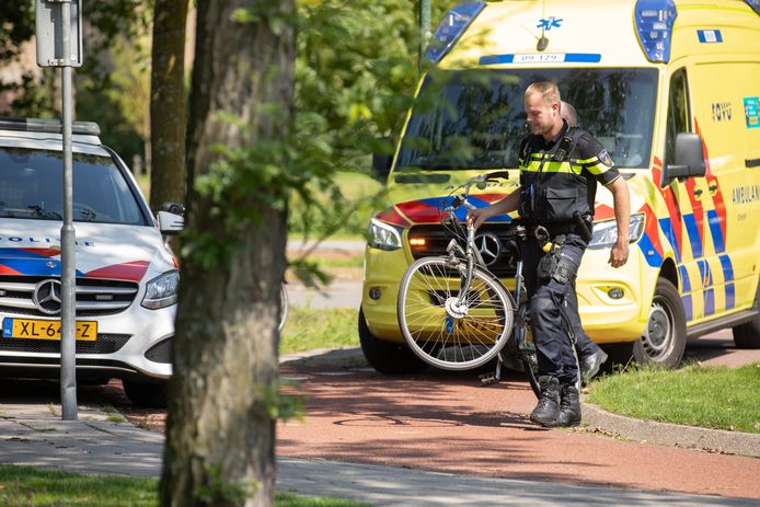Automobilist botst tegen fietser op rotonde in Soest: ‘Voor controle naar het ziekenhuis ...