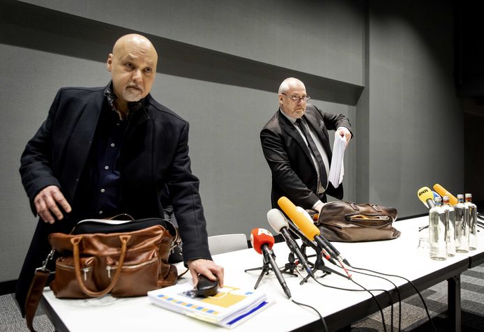 Advocaten Peter Schouten en Onno de Jong staan kroongetuige Nabil B ...