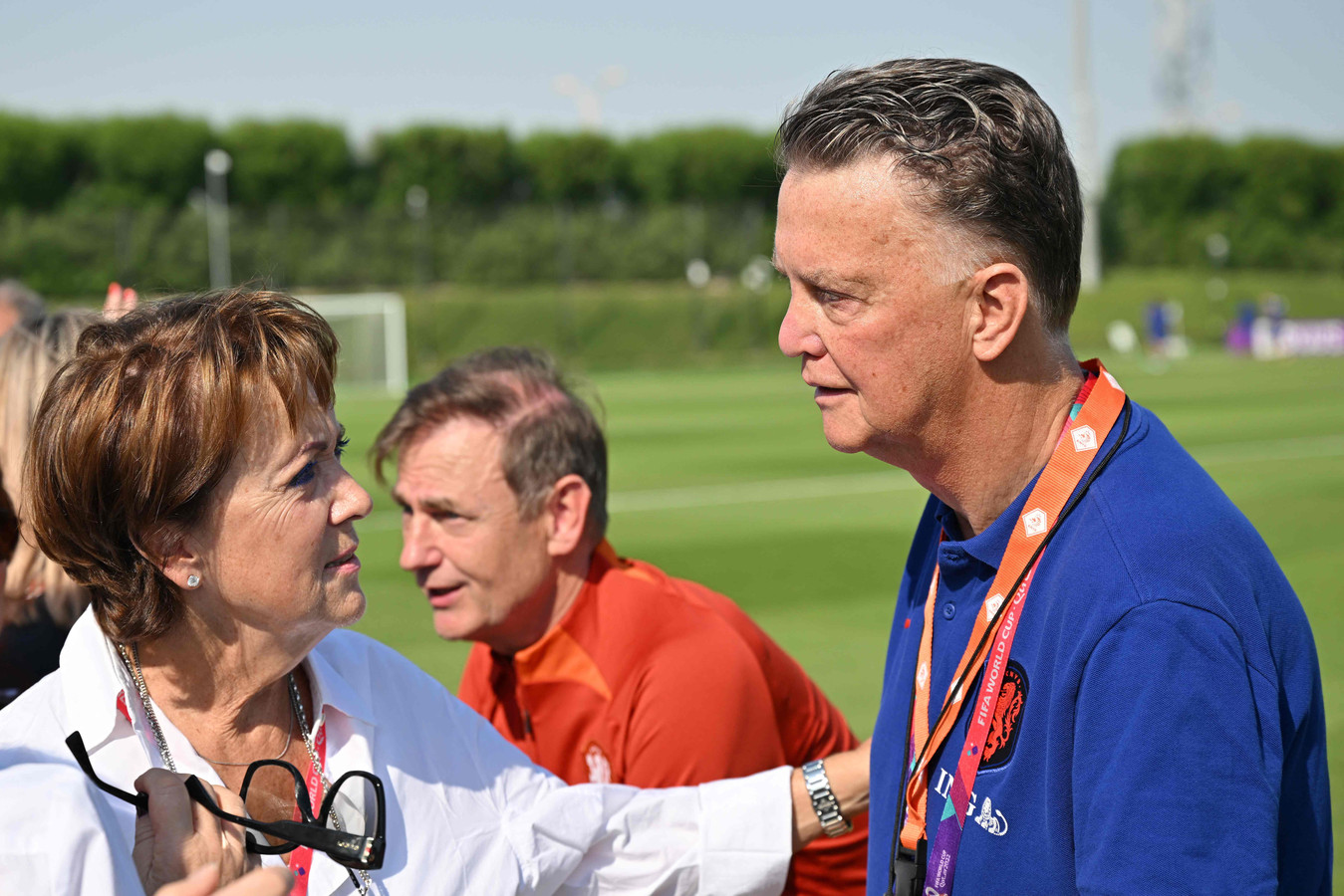 Louis van Gaal dolt langs de lijn met zijn Truus: ‘Even wippie maken ... Louis van Gaal dolt langs de lijn met zijn Truus: ‘Even wippie maken ...