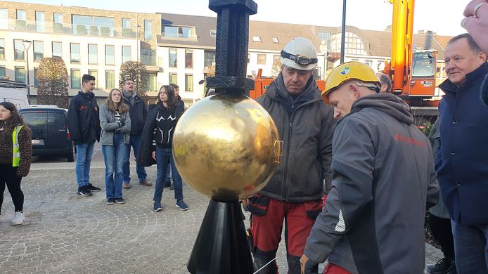 IN BEELD. Kinderen verstoppen tijdscapsule in gouden bol onder kerkhaan: “Misschien raakt het ...