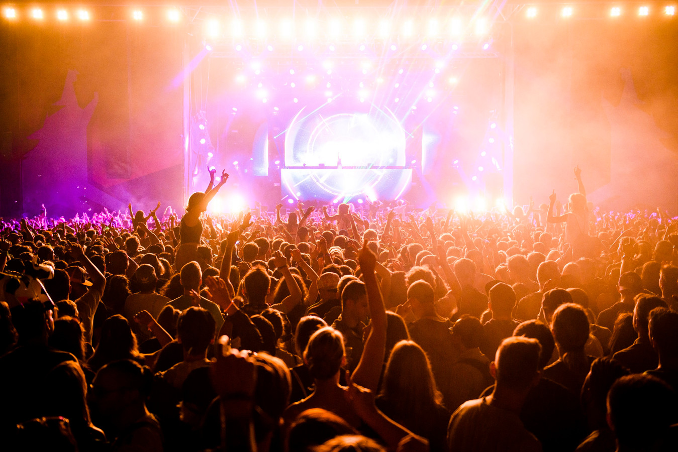 Helft van festivalbezoekers heeft gehoorklachten door harde muziek ...