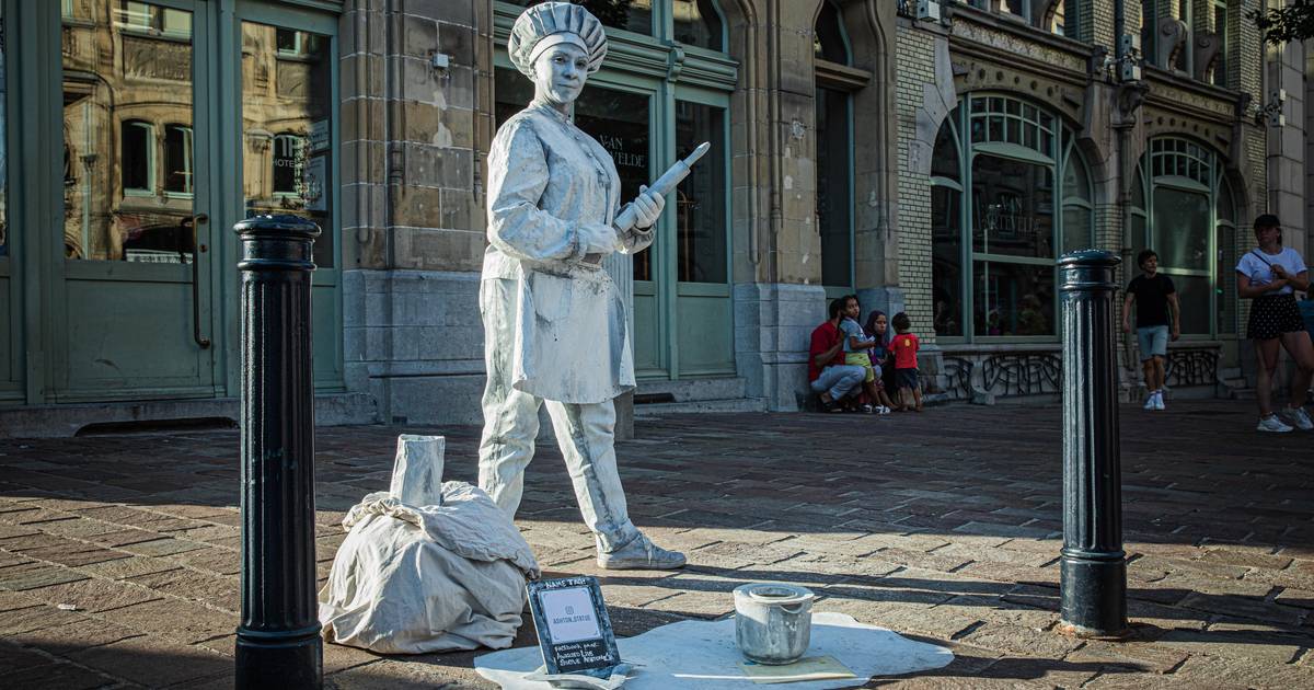 Levend standbeeld aangevallen op Meir | Antwerpen | hln.be
